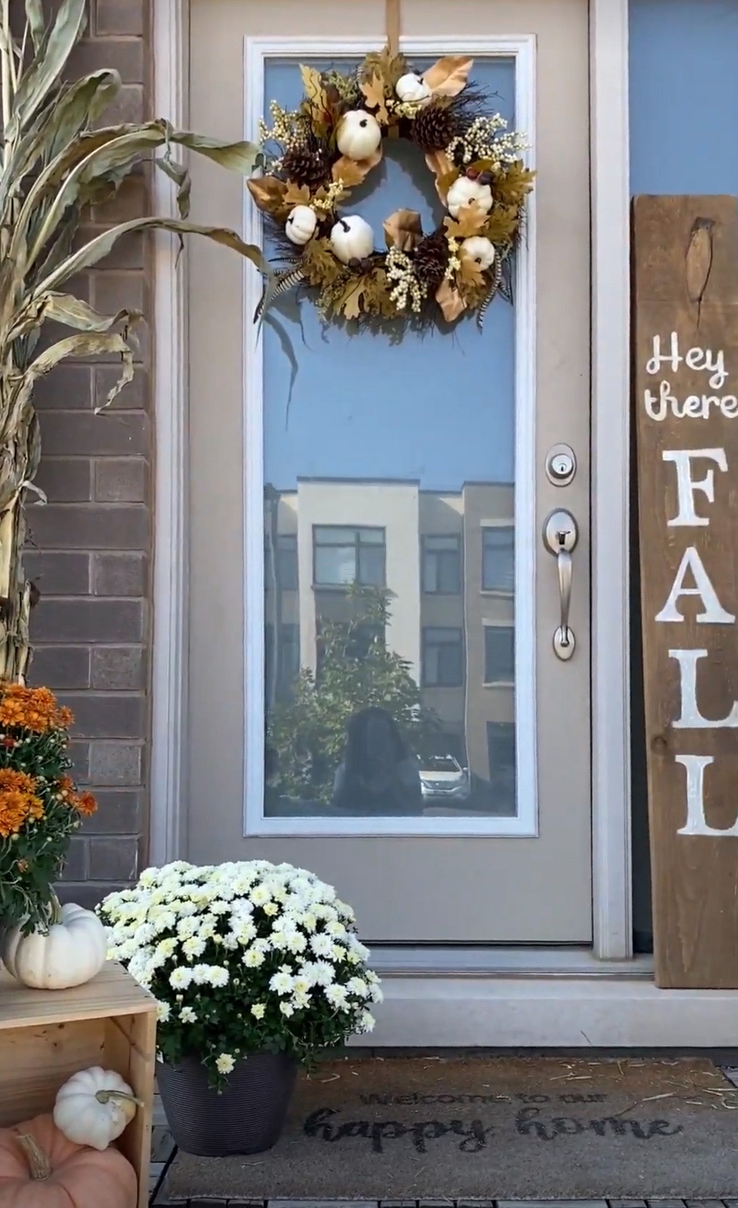 8 Ideas to Decorate Your Small Front Porch for Fall - Hana's Happy Home