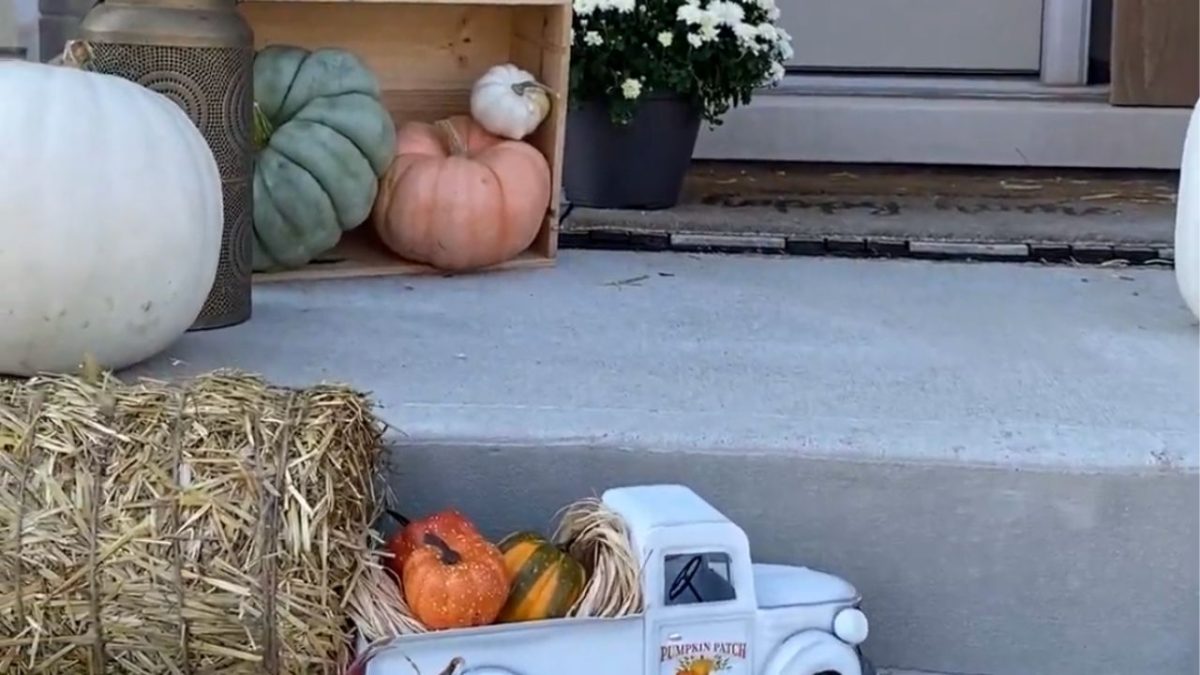 8 Ideas to Decorate Your Small Front Porch for Fall - Hana's Happy Home